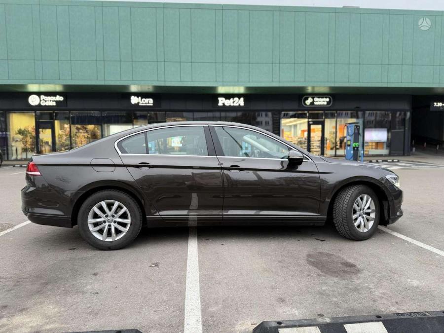 Brown Volkswagen Passat 2016 in Vilnius, with an engine capacity of 1.97 L and mileage of 158 thousand km for 13200 €, photo 7 on AUTOMOTO.COM.LV