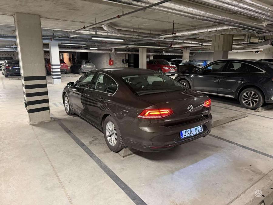 Brown Volkswagen Passat 2016 in Vilnius, with an engine capacity of 1.97 L and mileage of 158 thousand km for 13200 €, photo 24 on AUTOMOTO.COM.LV