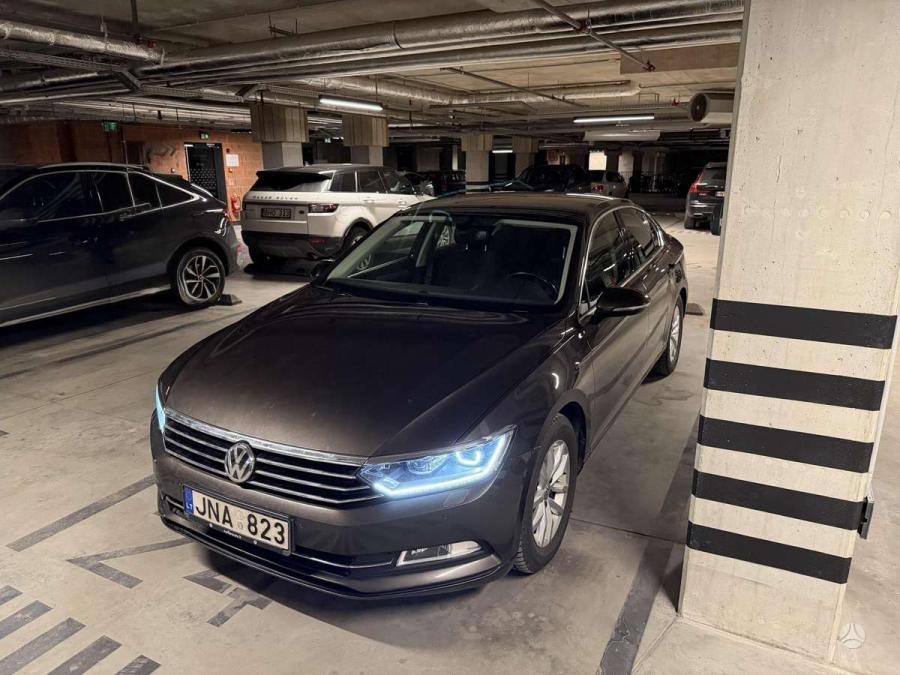 Brown Volkswagen Passat 2016 in Vilnius, with an engine capacity of 1.97 L and mileage of 158 thousand km for 13200 €, photo 26 on AUTOMOTO.COM.LV
