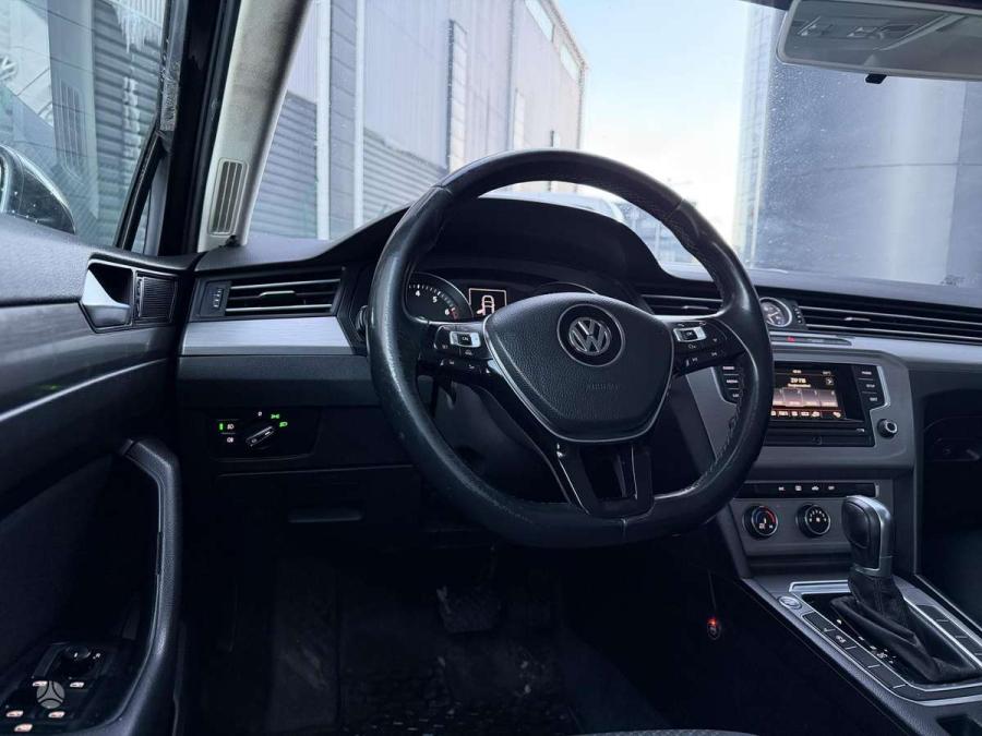Brown Volkswagen Passat 2016 in Kaunas, with an engine capacity of 0.14 L and mileage of 298 thousand km for 8950 €, photo 6 on AUTOMOTO.COM.LV