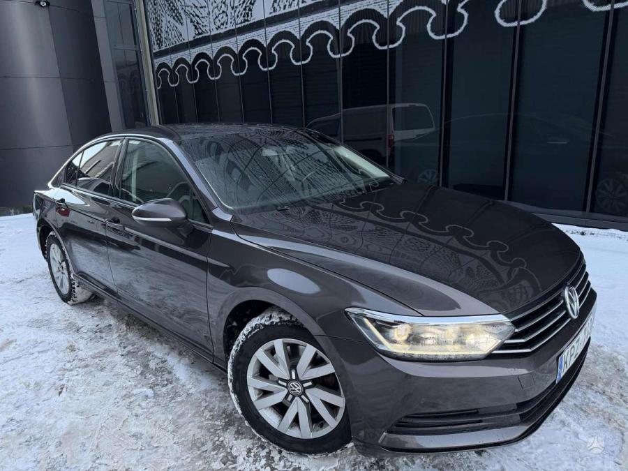 Brown Volkswagen Passat 2016 in Kaunas, with an engine capacity of 0.14 L and mileage of 298 thousand km for 8950 €, photo 11 on AUTOMOTO.COM.LV