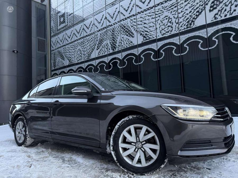Brown Volkswagen Passat 2016 in Kaunas, with an engine capacity of 0.14 L and mileage of 298 thousand km for 8950 €, photo 19 on AUTOMOTO.COM.LV