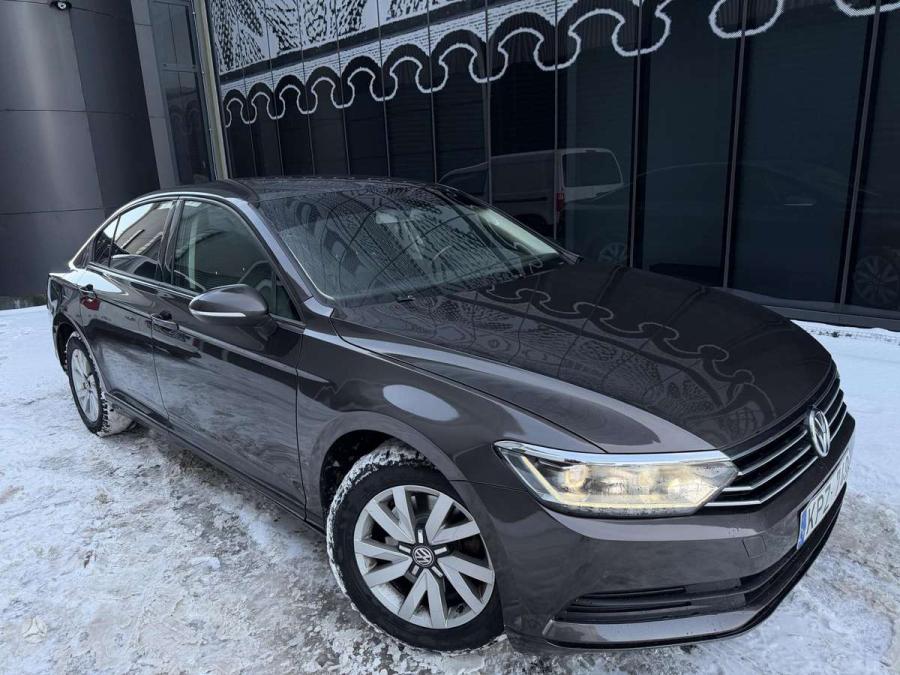 Brown Volkswagen Passat 2016 in Kaunas, with an engine capacity of 1.39 L and mileage of 297 thousand km for 8750 €, photo 18 on AUTOMOTO.COM.LV