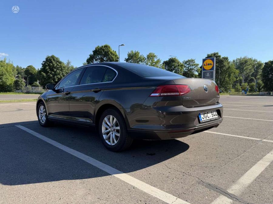 Brūns Volkswagen Passat 2016 Viļņa, ar dzinēja tilpumu 1.40 L un nobraukumu 190 tūkst. km par 9000 €, foto 7 vietnē AUTOMOTO.COM.LV