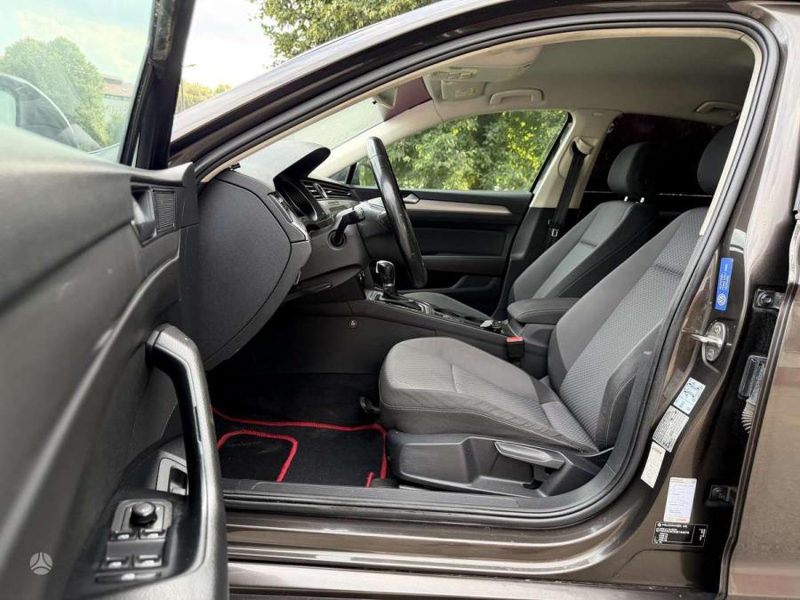 Brown Volkswagen Passat 2016 in Kaunas, with an engine capacity of 1.50 L and mileage of 312 thousand km for 6950 €, photo 7 on AUTOMOTO.COM.LV