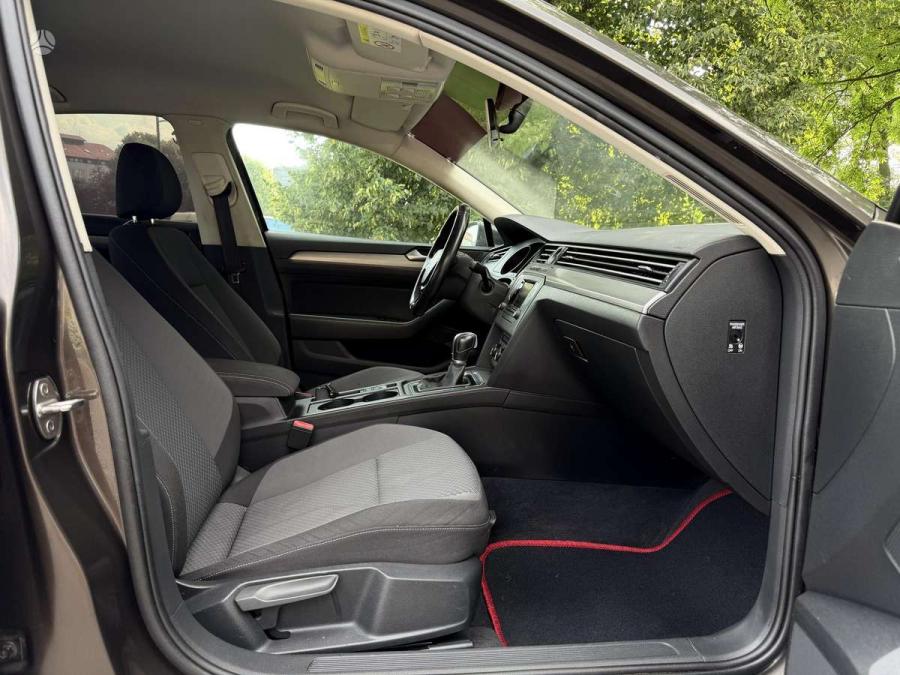 Brown Volkswagen Passat 2016 in Kaunas, with an engine capacity of 1.50 L and mileage of 312 thousand km for 6950 €, photo 8 on AUTOMOTO.COM.LV