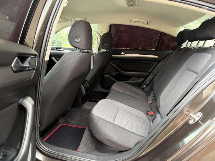 Brown Volkswagen Passat 2016 in Kaunas, with an engine capacity of 1.50 L and mileage of 312 thousand km for 6950 €, photo 9 on AUTOMOTO.COM.LV