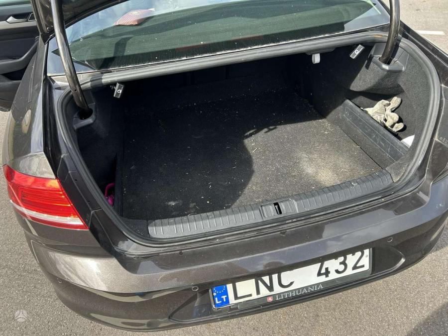 Brown Volkswagen Passat 2016 in Gargzdai, with an engine capacity of 1.60 L and mileage of 282 thousand km for 6300 €, photo 6 on AUTOMOTO.COM.LV