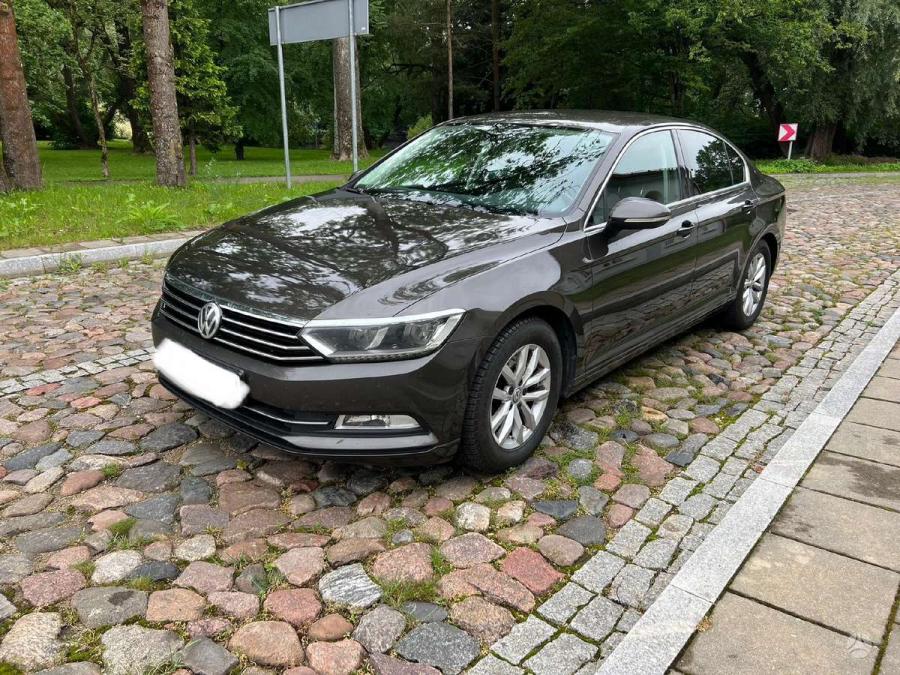 Brown Volkswagen Passat 2017 in Kaunas, with an engine capacity of 1.97 L and mileage of 196 thousand km for 10800 €, photo 1 on AUTOMOTO.COM.LV