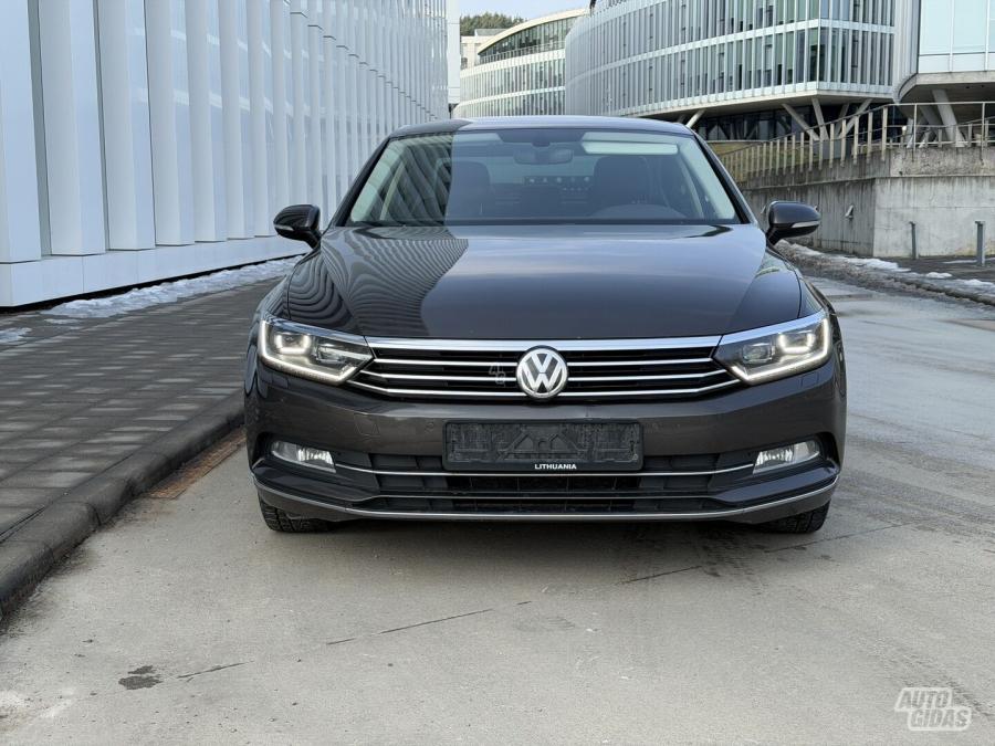 Brown Volkswagen Passat 2017 in Vilnius, with an engine capacity of 1.40 L and mileage of 237 thousand km for 10300 €, photo 2 on AUTOMOTO.COM.LV