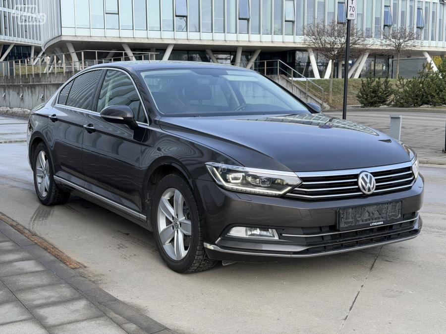 Brown Volkswagen Passat 2017 in Vilnius, with an engine capacity of 1.40 L and mileage of 237 thousand km for 10300 €, photo 3 on AUTOMOTO.COM.LV