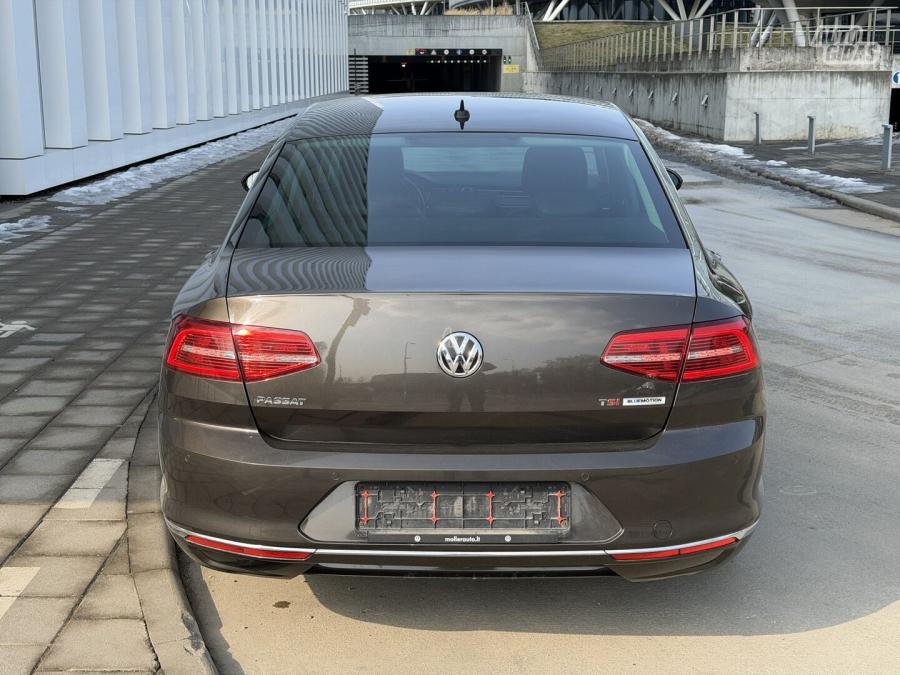 Brown Volkswagen Passat 2017 in Vilnius, with an engine capacity of 1.40 L and mileage of 237 thousand km for 10300 €, photo 5 on AUTOMOTO.COM.LV