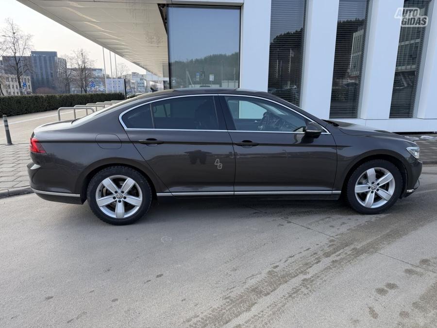 Brown Volkswagen Passat 2017 in Vilnius, with an engine capacity of 1.40 L and mileage of 237 thousand km for 10300 €, photo 7 on AUTOMOTO.COM.LV