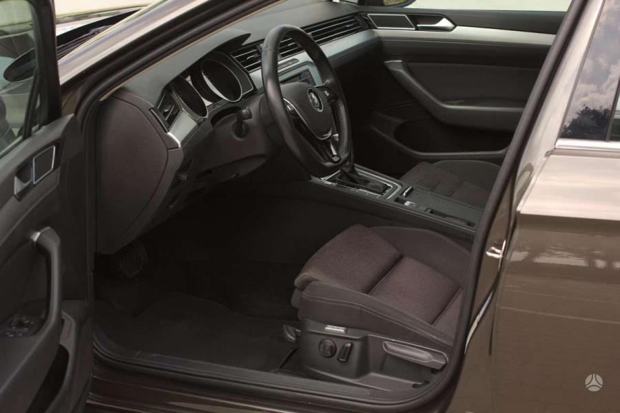 Brūns Volkswagen Passat 2017 Viļņa, ar dzinēja tilpumu 2.00 L un nobraukumu 161 tūkst. km par 12500 €, foto 13 vietnē AUTOMOTO.COM.LV