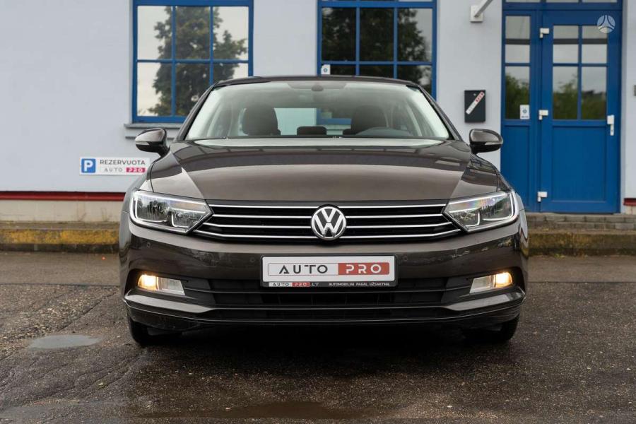 Brown Volkswagen Passat 2017 in Vilnius, with an engine capacity of 1.40 L and mileage of 183 thousand km for 9999 €, photo 3 on AUTOMOTO.COM.LV
