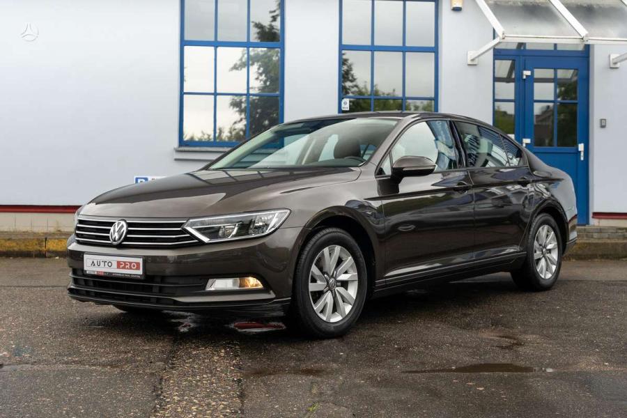 Brown Volkswagen Passat 2017 in Vilnius, with an engine capacity of 1.40 L and mileage of 183 thousand km for 9999 €, photo 5 on AUTOMOTO.COM.LV