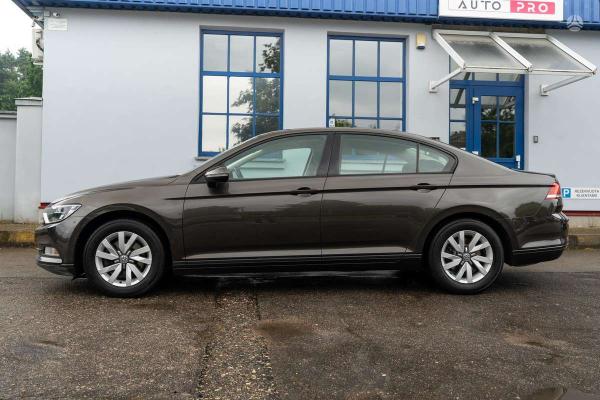 Brown Volkswagen Passat 2017 in Vilnius, with an engine capacity of 1.40 L and mileage of 183 thousand km for 9999 €, photo 7 on AUTOMOTO.COM.LV