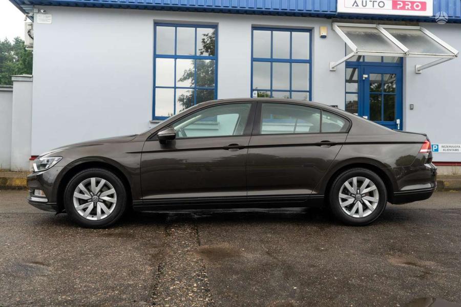 Brown Volkswagen Passat 2017 in Vilnius, with an engine capacity of 1.40 L and mileage of 183 thousand km for 9999 €, photo 7 on AUTOMOTO.COM.LV