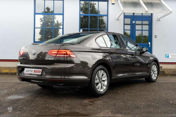 Brown Volkswagen Passat 2017 in Vilnius, with an engine capacity of 1.40 L and mileage of 183 thousand km for 9999 €, photo 8 on AUTOMOTO.COM.LV