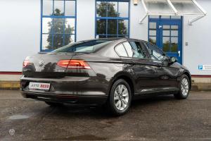 Brown Volkswagen Passat 2017 in Vilnius, with an engine capacity of 1.40 L and mileage of 183 thousand km for 9999 €, photo 8 on AUTOMOTO.COM.LV