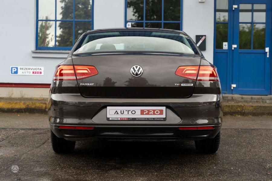 Brown Volkswagen Passat 2017 in Vilnius, with an engine capacity of 1.40 L and mileage of 183 thousand km for 9999 €, photo 9 on AUTOMOTO.COM.LV