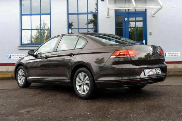 Brown Volkswagen Passat 2017 in Vilnius, with an engine capacity of 1.40 L and mileage of 183 thousand km for 9999 €, photo 10 on AUTOMOTO.COM.LV