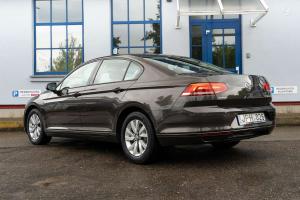 Brown Volkswagen Passat 2017 in Vilnius, with an engine capacity of 1.40 L and mileage of 183 thousand km for 9999 €, photo 10 on AUTOMOTO.COM.LV