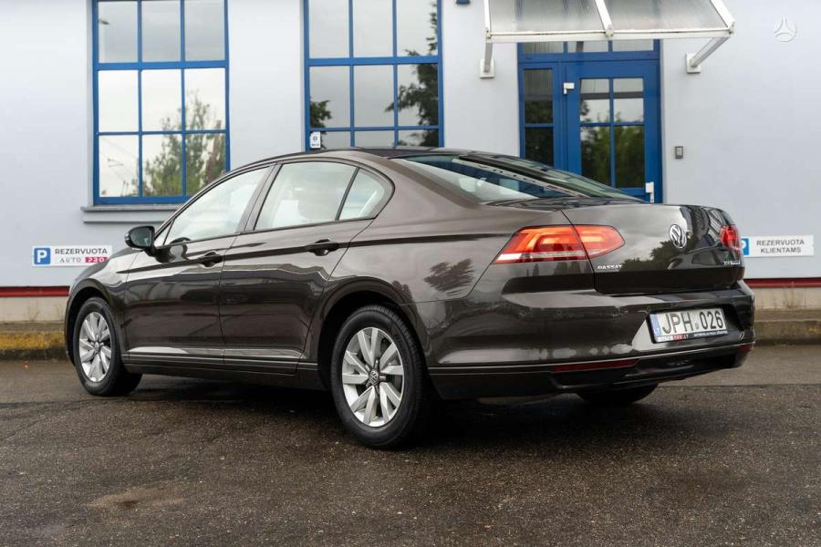 Brown Volkswagen Passat 2017 in Vilnius, with an engine capacity of 1.40 L and mileage of 183 thousand km for 9999 €, photo 10 on AUTOMOTO.COM.LV