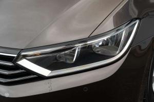 Brown Volkswagen Passat 2017 in Vilnius, with an engine capacity of 1.40 L and mileage of 183 thousand km for 9999 €, photo 11 on AUTOMOTO.COM.LV