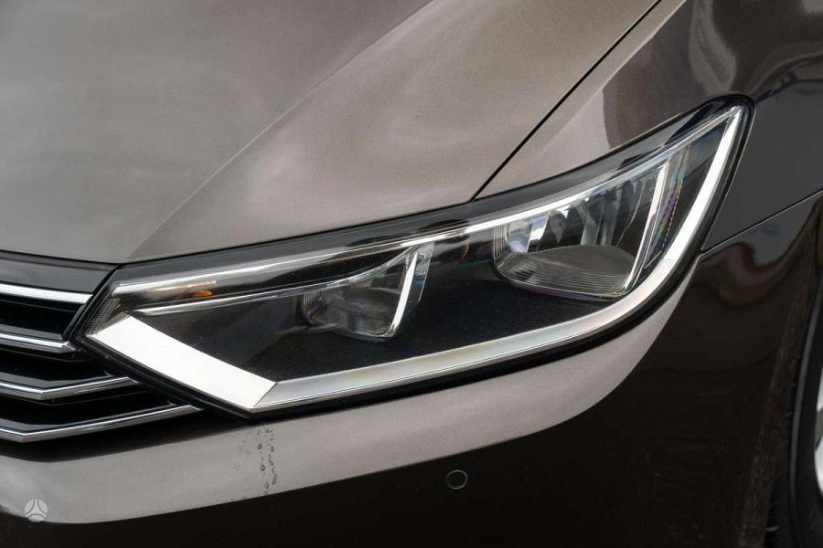 Brown Volkswagen Passat 2017 in Vilnius, with an engine capacity of 1.40 L and mileage of 183 thousand km for 9999 €, photo 11 on AUTOMOTO.COM.LV