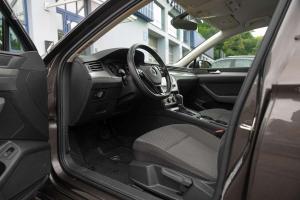 Brown Volkswagen Passat 2017 in Vilnius, with an engine capacity of 1.40 L and mileage of 183 thousand km for 9999 €, photo 12 on AUTOMOTO.COM.LV