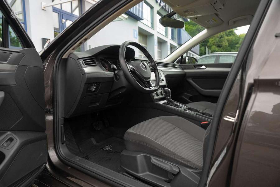 Brown Volkswagen Passat 2017 in Vilnius, with an engine capacity of 1.40 L and mileage of 183 thousand km for 9999 €, photo 12 on AUTOMOTO.COM.LV