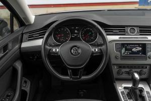 Brown Volkswagen Passat 2017 in Vilnius, with an engine capacity of 1.40 L and mileage of 183 thousand km for 9999 €, photo 13 on AUTOMOTO.COM.LV