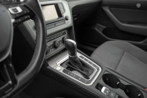 Brown Volkswagen Passat 2017 in Vilnius, with an engine capacity of 1.40 L and mileage of 183 thousand km for 9999 €, photo 15 on AUTOMOTO.COM.LV
