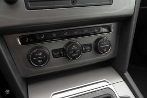 Brown Volkswagen Passat 2017 in Vilnius, with an engine capacity of 1.40 L and mileage of 183 thousand km for 9999 €, photo 17 on AUTOMOTO.COM.LV