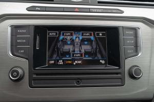 Brown Volkswagen Passat 2017 in Vilnius, with an engine capacity of 1.40 L and mileage of 183 thousand km for 9999 €, photo 19 on AUTOMOTO.COM.LV