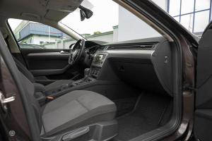 Brown Volkswagen Passat 2017 in Vilnius, with an engine capacity of 1.40 L and mileage of 183 thousand km for 9999 €, photo 22 on AUTOMOTO.COM.LV