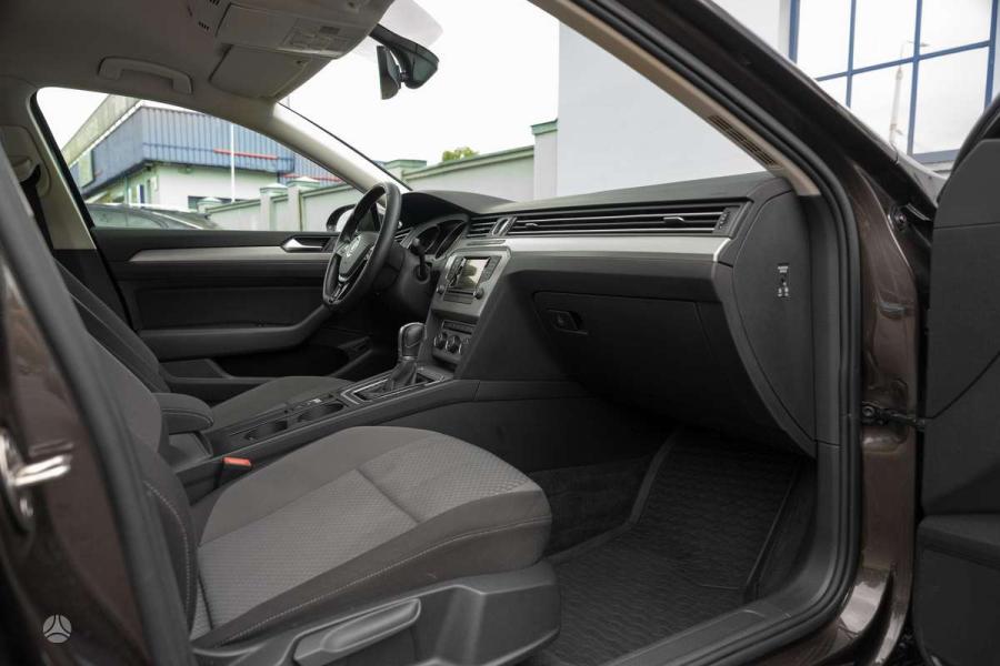 Brown Volkswagen Passat 2017 in Vilnius, with an engine capacity of 1.40 L and mileage of 183 thousand km for 9999 €, photo 22 on AUTOMOTO.COM.LV