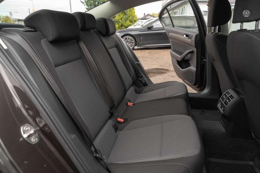 Brown Volkswagen Passat 2017 in Vilnius, with an engine capacity of 1.40 L and mileage of 183 thousand km for 9999 €, photo 24 on AUTOMOTO.COM.LV