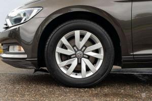 Brown Volkswagen Passat 2017 in Vilnius, with an engine capacity of 1.40 L and mileage of 183 thousand km for 9999 €, photo 26 on AUTOMOTO.COM.LV