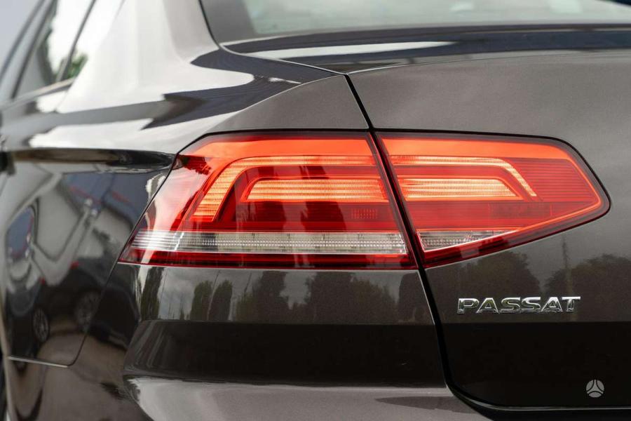 Brown Volkswagen Passat 2017 in Vilnius, with an engine capacity of 1.40 L and mileage of 183 thousand km for 9999 €, photo 27 on AUTOMOTO.COM.LV