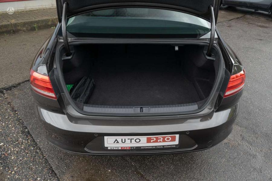 Brown Volkswagen Passat 2017 in Vilnius, with an engine capacity of 1.40 L and mileage of 183 thousand km for 9999 €, photo 28 on AUTOMOTO.COM.LV