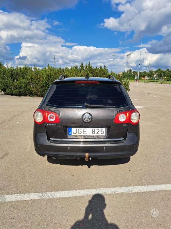 Brown Volkswagen Passat 2006 in Siauliai, with an engine capacity of 1.90 L and mileage of 402 thousand km for 1050 €, photo 6 on AUTOMOTO.COM.LV