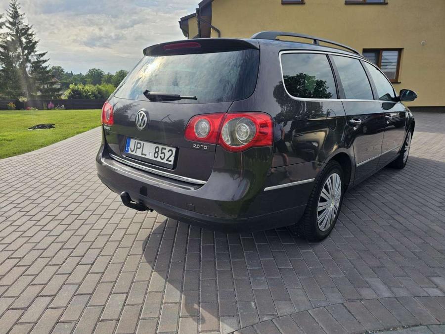 Brown Volkswagen Passat 2006 in Telschi, with an engine capacity of 1.97 L and mileage of 295 thousand km for 2200 €, photo 5 on AUTOMOTO.COM.LV