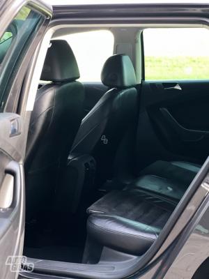 Brown Volkswagen Passat 2007 in Kaunas, with an engine capacity of 2.00 L and mileage of 297 thousand km for 2350 €, photo 29 on AUTOMOTO.COM.LV