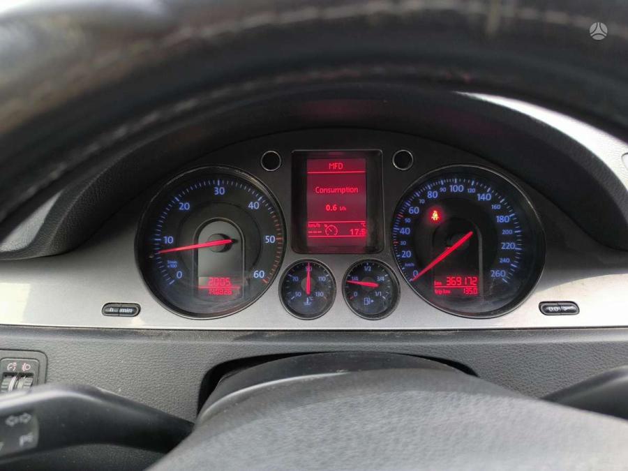 Brown Volkswagen Passat 2008 in Silute, with an engine capacity of 1.90 L and mileage of 369 thousand km for 1890 €, photo 9 on AUTOMOTO.COM.LV