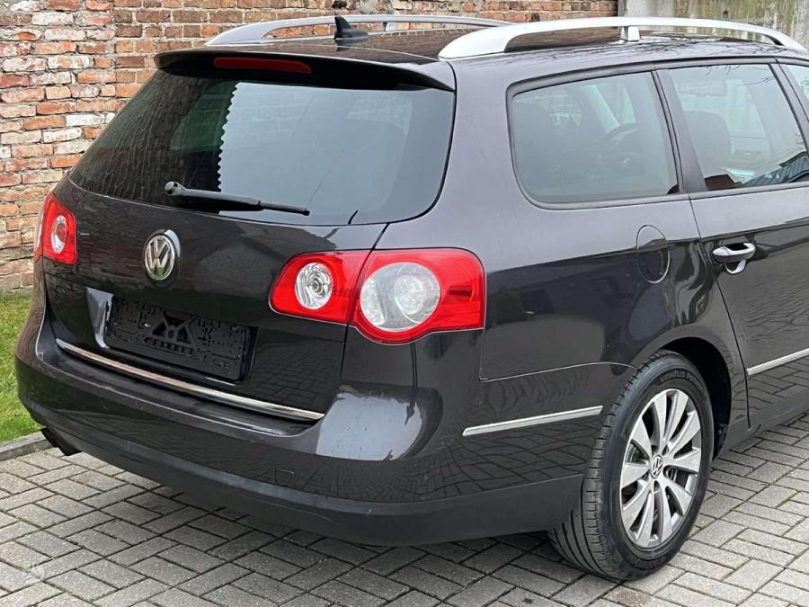 Brown Volkswagen Passat 2009 in Kedainiai, with an engine capacity of 1.97 L and mileage of 291 thousand km for 3399 €, photo 12 on AUTOMOTO.COM.LV