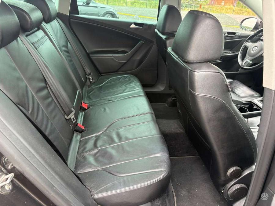Brown Volkswagen Passat 2009 in Taurage, with an engine capacity of 1.60 L and mileage of 314 thousand km for 3250 €, photo 11 on AUTOMOTO.COM.LV