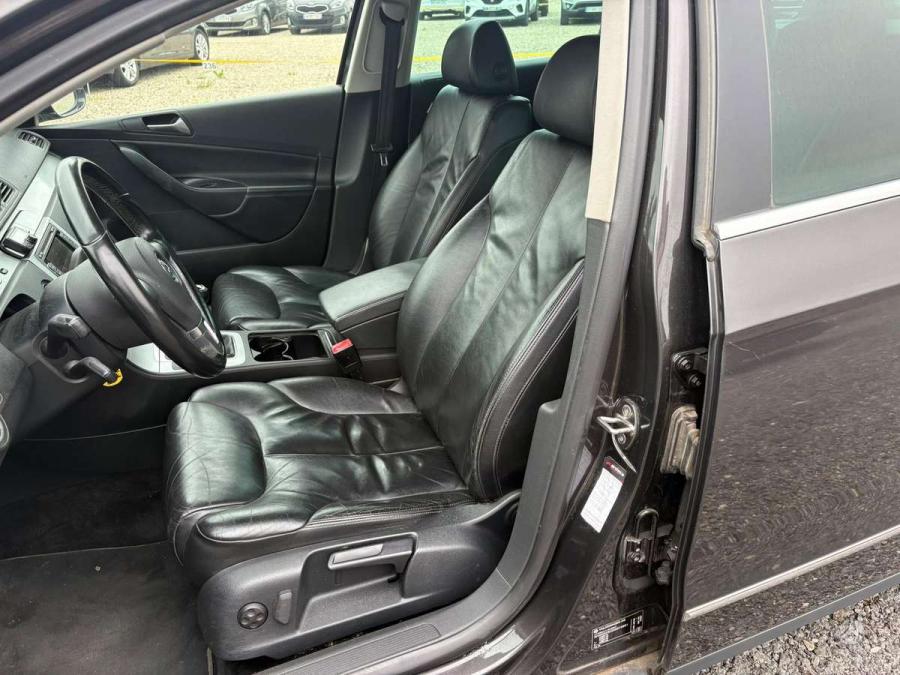 Brown Volkswagen Passat 2009 in Taurage, with an engine capacity of 1.60 L and mileage of 314 thousand km for 3250 €, photo 15 on AUTOMOTO.COM.LV