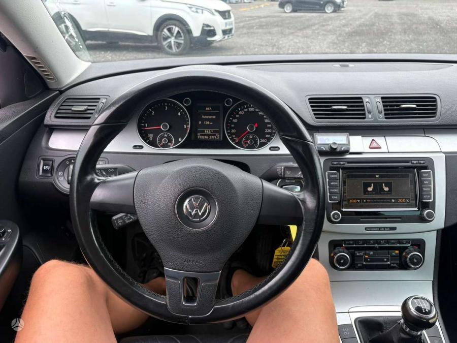 Brown Volkswagen Passat 2009 in Taurage, with an engine capacity of 1.60 L and mileage of 314 thousand km for 3250 €, photo 17 on AUTOMOTO.COM.LV
